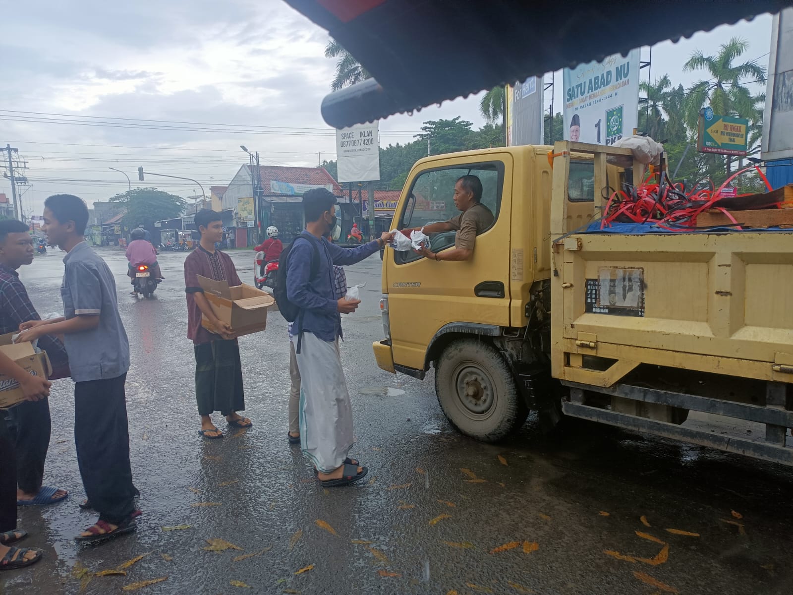 SMPIT LUQMAN AL HAKIM GELAR TAKJIL GRATIS - SMPIT LUQMAN AL HAKIM SLAWI